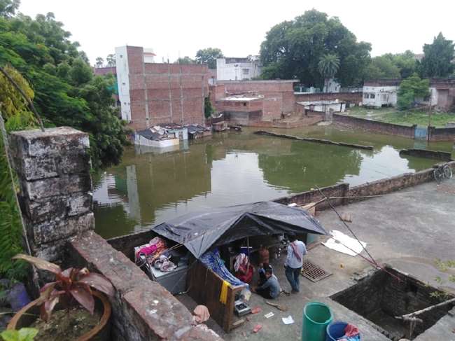 वाराणसी में तटवर्ती आवासीय इलाकों तक पहुंचा उफनती वरुणा नदी का पानी ...