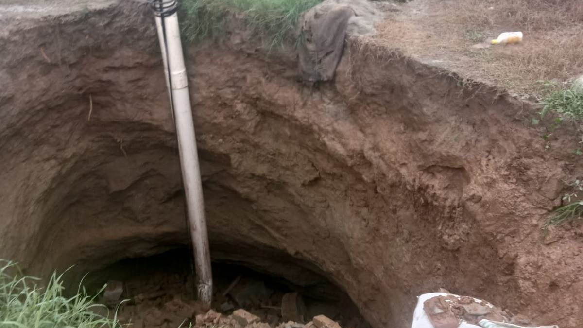 Tube well sunken : थोड़ी सी देर हो जाती तो मुसीबत में पड़ जाती दो जान ...