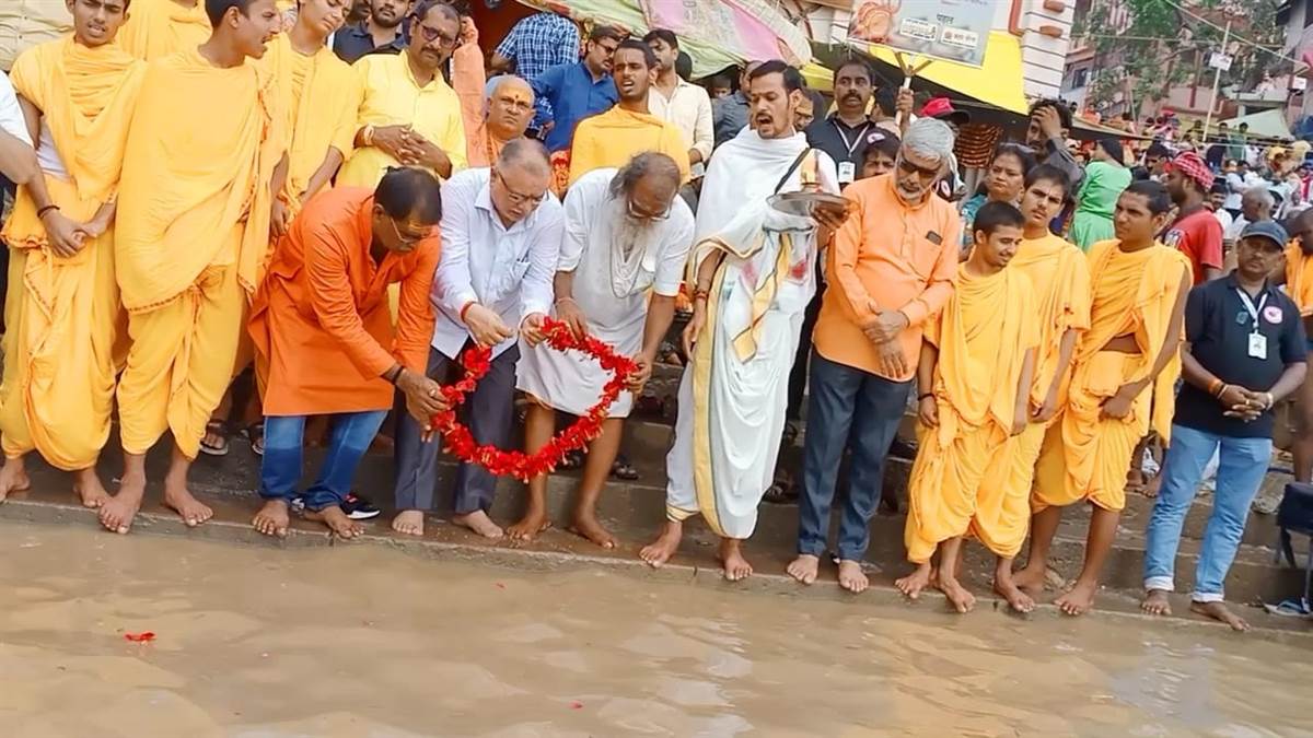 काशी के संत महंतों के सानिध्य में गंगा पूजन संग श्रीगणेश हुआ अभियान ...