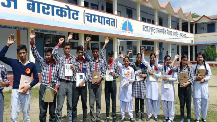 Champawat : शिक्षकों की कमी पर छात्रों ने खोला मोर्चा, विद्यालय में की ...