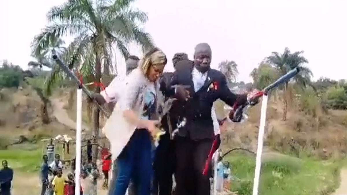 Bridge collapses: कांगो में पुल के उद्घाटन समारोह के दौरान रिबन काटते ...