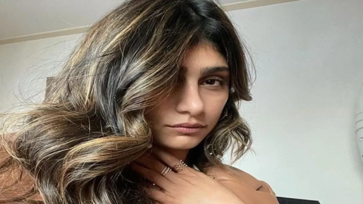 Mia Khalifa Bold Photos: मिया खलीफा ने बटन ओपन शर्ट और बिकिनी पहन किया बोल्ड डांस, फैंस के छूटे ...