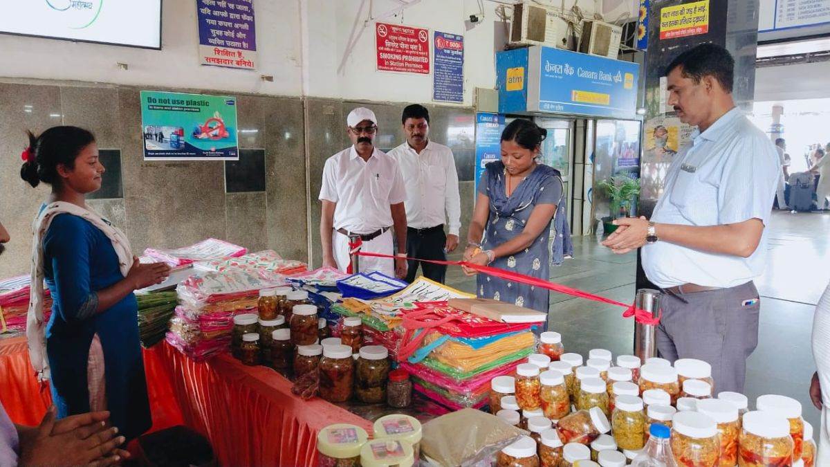 Ranchi News: रांची रेलवे स्टेशन पर लगा 'एक स्टेशन एक उत्पाद योजना' का ...