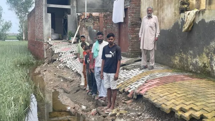 Punjab Flood: घरों में दो फीट तक गाद और सड़ गए सारे सामान, रोते हुए लोग ...