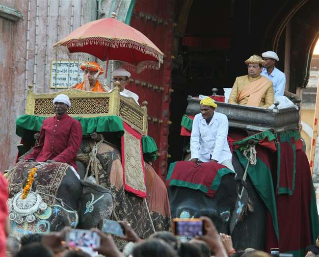 हाथी पर सजधज कर नगर भ्रमण को निकले काशी नरेश, रामनगर दुर्ग में ...