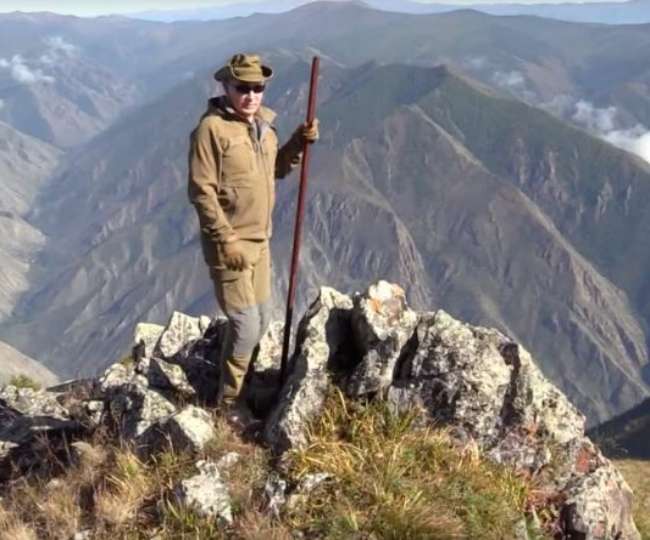 Putin on Holiday: साइबेरियाई जंगल में ड्राइविंग और हाइकिंग का उठा रहे ...