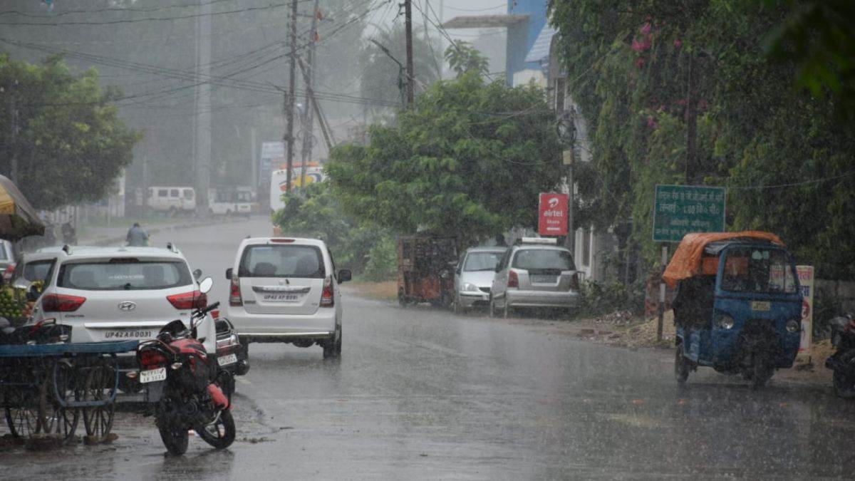 Weather in UP: लगातार तीसरे दिन बादलों के साए में उत्तर प्रदेश, धुंध के ...