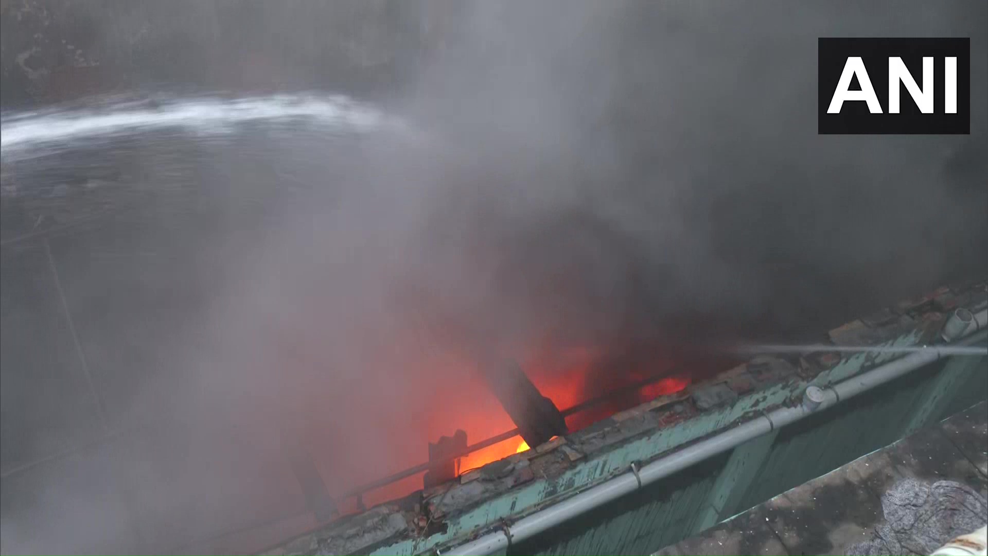 Fire in Noida: नोएडा की बहुमंजिला फैक्ट्री में भीषण आग, 18 लोगों को ...