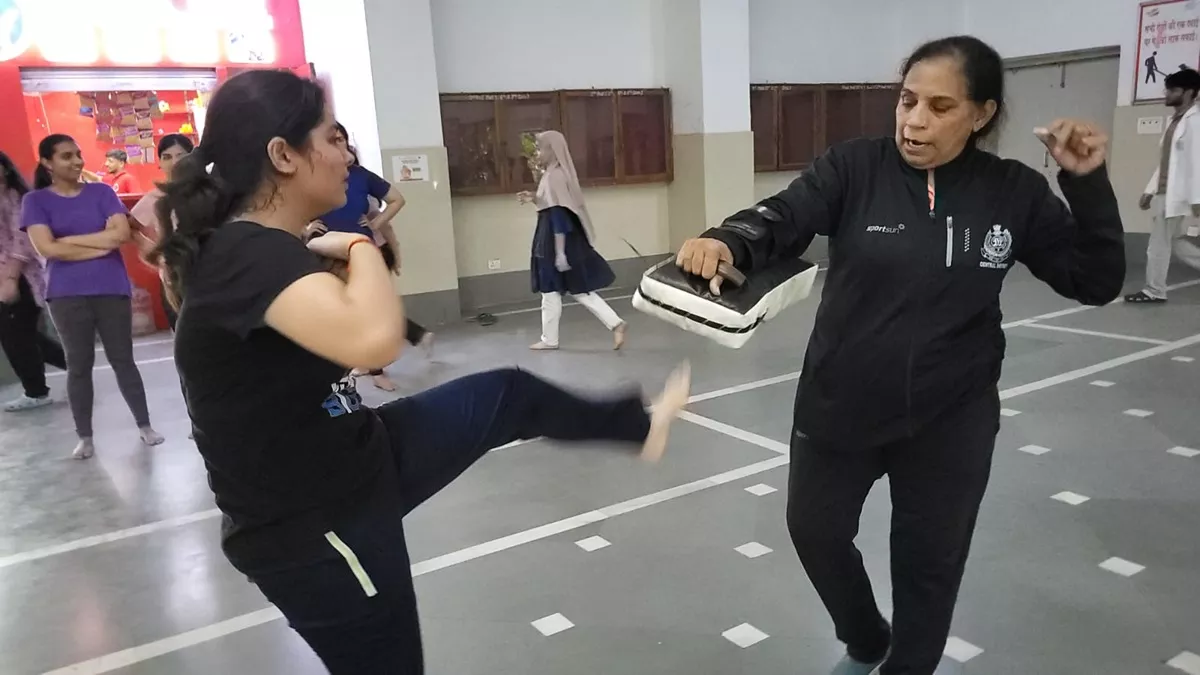 दिल्ली पुलिस की लेडी सिंघम चला रहीं आत्मरक्षा की पाठशाला, आत्मविश्वास ...