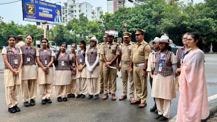 Traffic Challan: गाजियाबाद में जब छात्राओं ने संभाली ट्रैफिक की कमान ...