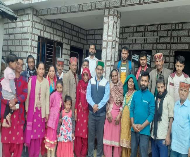 केवल सिंह पठानिया ने धारकंडी में सुनी लोगों की समस्‍याएं, ग्रामीणों ने ...