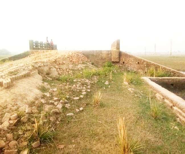 दरभंगा के हिरणी चांदनी चौक-बडग़ांव मार्ग पर सफर मुश्किल, अब तक नहीं हो ...