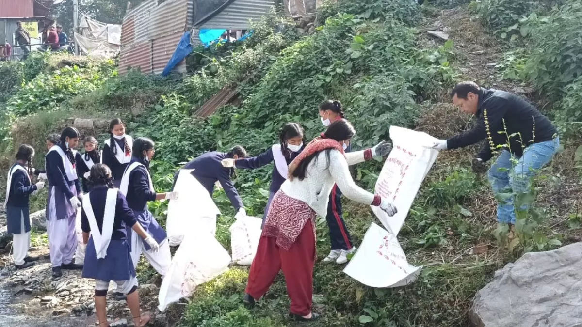 नैनीताल DM धीराज गर्ब्याल ने उठाया कूड़ा, 20 किमी तक स्कूली बच्चों संग ...