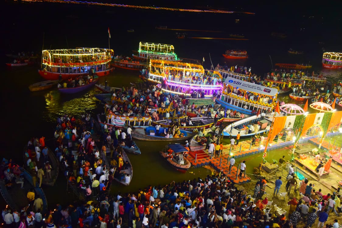 Dev Deepawali 2022 : वाराणसी में गंगा के समानांतर बही ज्योति गंगा ...