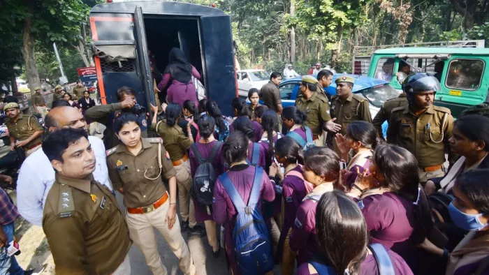 UP News: लखनऊ में वेतन वृद्धि को लेकर यूपी-112 की महिला कर्मियों का ...