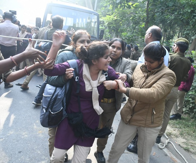 UP News: लखनऊ में वेतन वृद्धि को लेकर यूपी-112 की महिला कर्मियों का ...