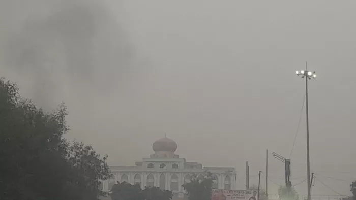 AQI पहुंचा 400 पार, गले में खराश, आंखों में जलन और सांस लेने में दिक्कत ...