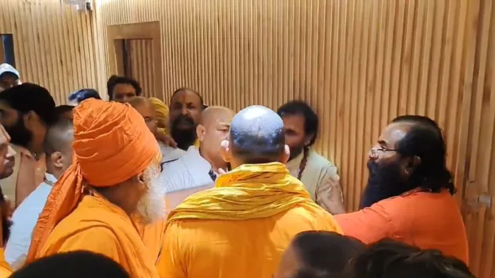 Prayagraj News: प्रयागराज में संतों की बैठक में हंगामा, अखाड़े के दो ...