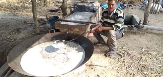 पारंपरिक विधि से गन्ने से गुड़ बनाने की परंपरा को जिंदा रख रहे इंदौरा ...