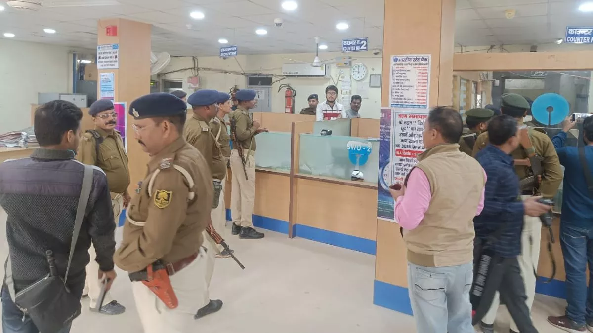 Bettiah Crime: SBI के मलाहीटोला ब्रांच से दिनदहाड़े 12 लाख की लूट, हवाई ...