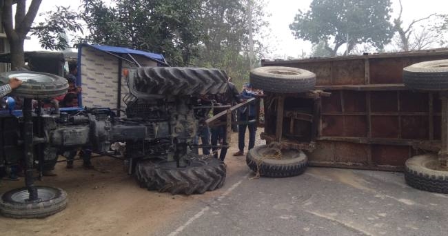 गिट्टी लदा ट्रैक्टर ट्राली सहित पलटा, छह मजदूर जख्मी - Ballast-laden ...