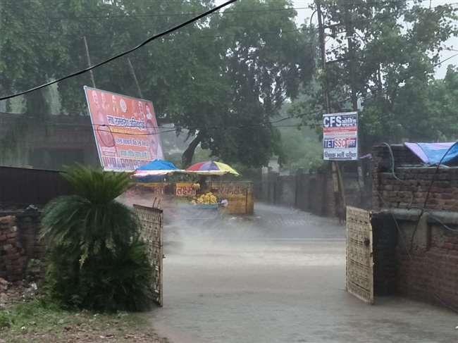 Agra Weather Update: काली घटाओं संग हुई ताजनगरी में बारिश, अब कोहरा कर ...