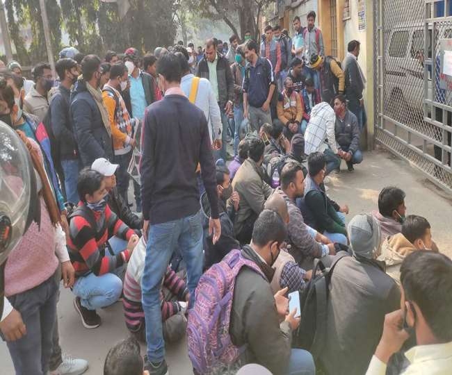 पटना में बेल्ट्रॉन मुख्यालय पर प्रदर्शन करने आए छात्रों पर पुलिस का ...