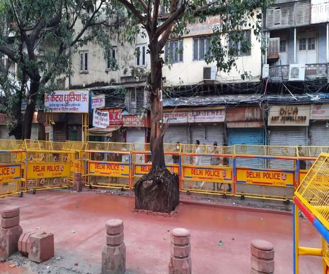 Delhi चांदनी चौक का 100 साल पुराना पेड़ काटा नहीं किया गया है ...