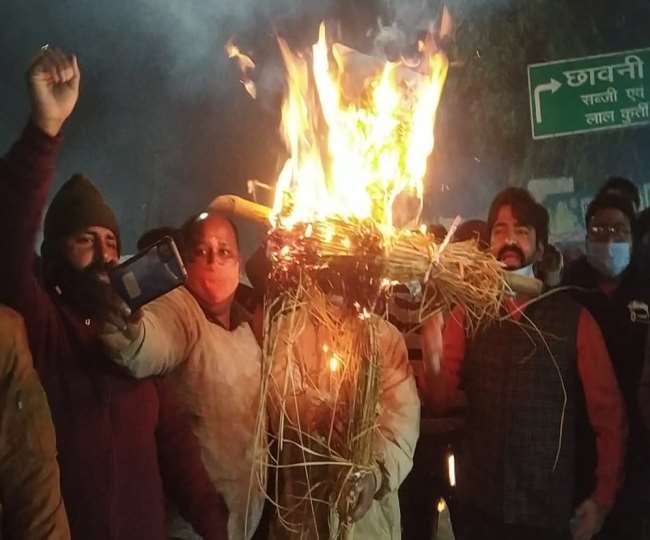 बालों पर थूकने वाले जावेद हबीब के खिलाफ थम नहीं रहा लोगों का गुस्‍सा ...
