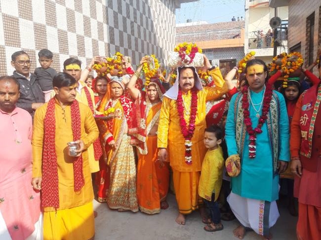 अजीजपुर में कलश यात्रा पर लोगों ने बरसाए पुष्प - Flowers showered on ...