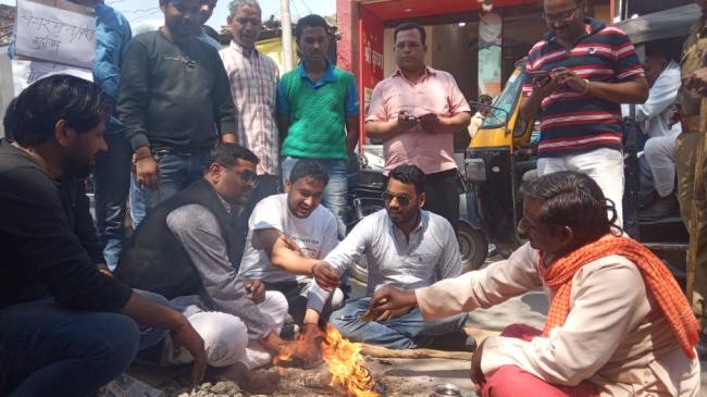 घटिया निर्माण के विरोध में नगरवासियों ने किया बुद्धि-शुद्धि यज्ञ