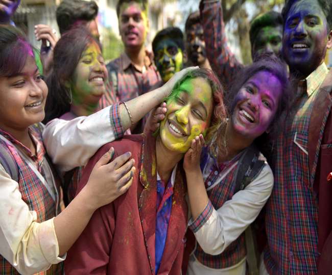 Holi Traditions in Bihar: होली के ये अलग-अलग अंदाज, कहीं फूलों की बारिश ...