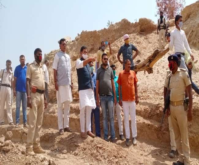 मंत्री ने की शारदा माइका माइंस का मुआयना, अवैध खनन को लेकर अधिकारियों ...