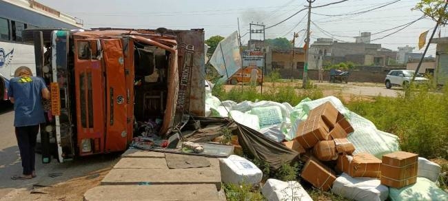 पीटर रेहड़ा और मिन्नी ट्रक में टक्कर, तीन घायल - Peter Rehda and Minnie ...