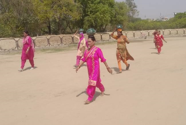 मटका दौड़ में विजेता को लेकर हुआ विवाद - Controversy over the winner in ...