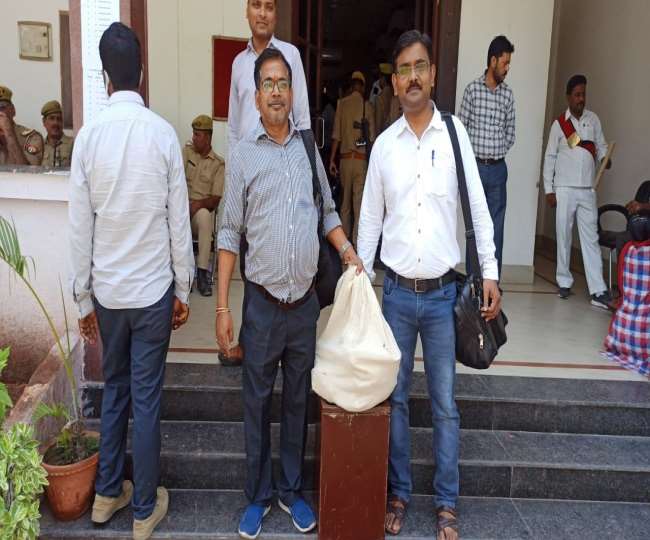 UP MLC Election 2022: प्रयागराज, कौशांबी के 33 बूथाें पर मतदान कल, पोलिंग पार्टियां रवाना - UP ...