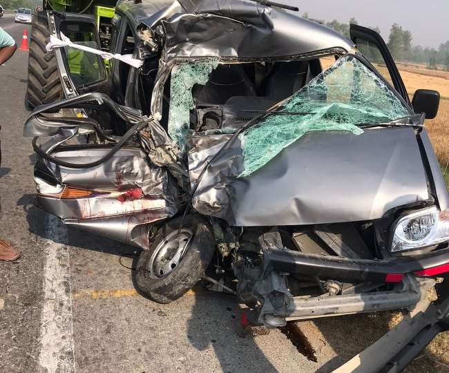 रामपुर में बड़ा हादसा, कंबाइन हार्वेस्टर से टकराई कार, दो की मौत पांच घायल, कार में था बरेली का ...