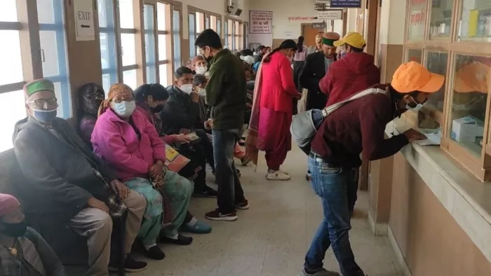 Shimla News : ठ‍ियोग के सबसे बड़े अस्पताल में विशेषज्ञ डॉक्टरों की कमी ...