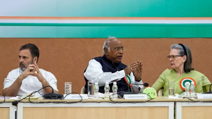 बिहार चुनाव से पहले गुजरात में क्यों जमा हुए कांग्रेस के दिग्गज नेता ...