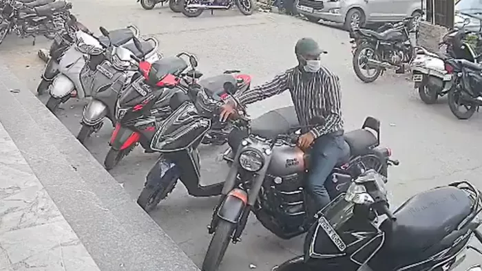 तीन दिन रेकी कर उड़ाई जिम संचालक की नई बुलेट बाइक, CCTV में कैद हुई ...