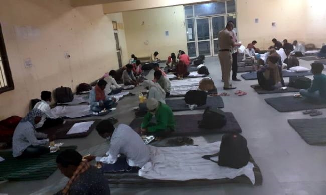 श्रमिक रवाना, राहत केंद्रों पर संख्या हुई कम - Workers left, number ...