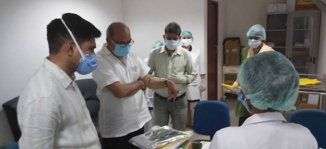 पीपीई किट पहनकर मरीजों का हाल लेने विम्स पहुंचे नालंदा के डीएम ...