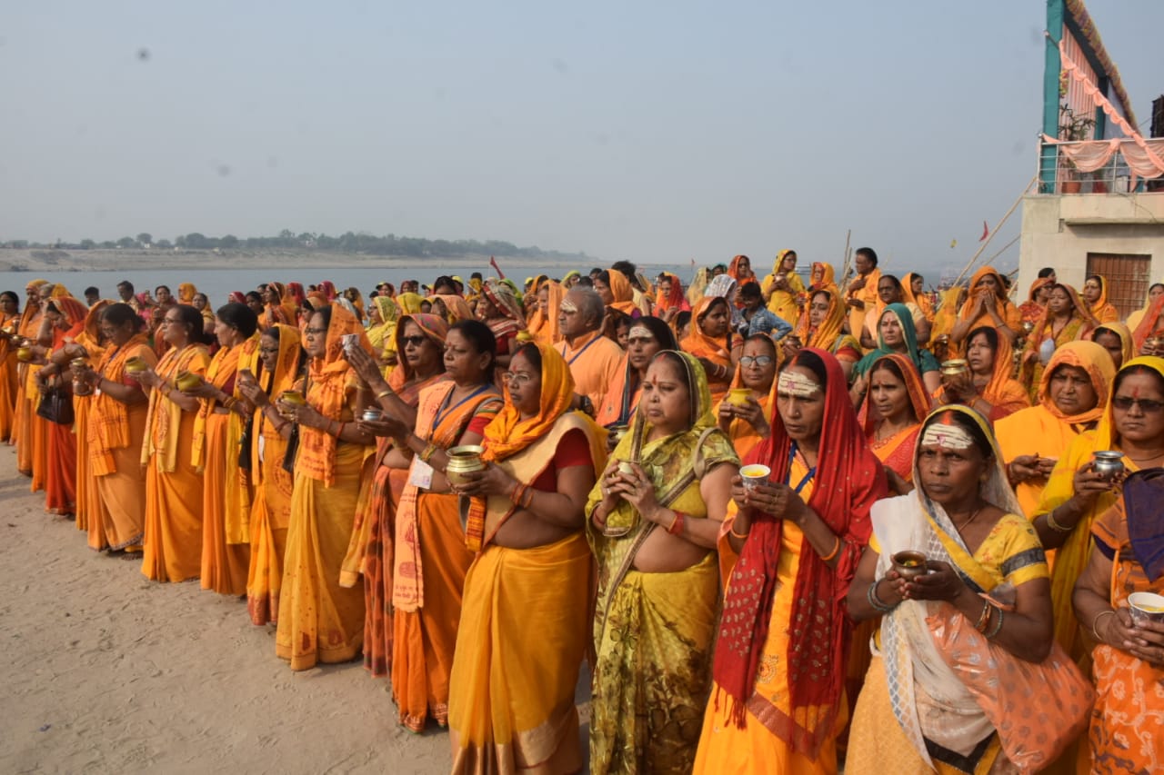 गंगा सप्तमी : वाराणसी के गंगा घाटों पर उदित सूर्य देव को सामूहिक रूप से ...