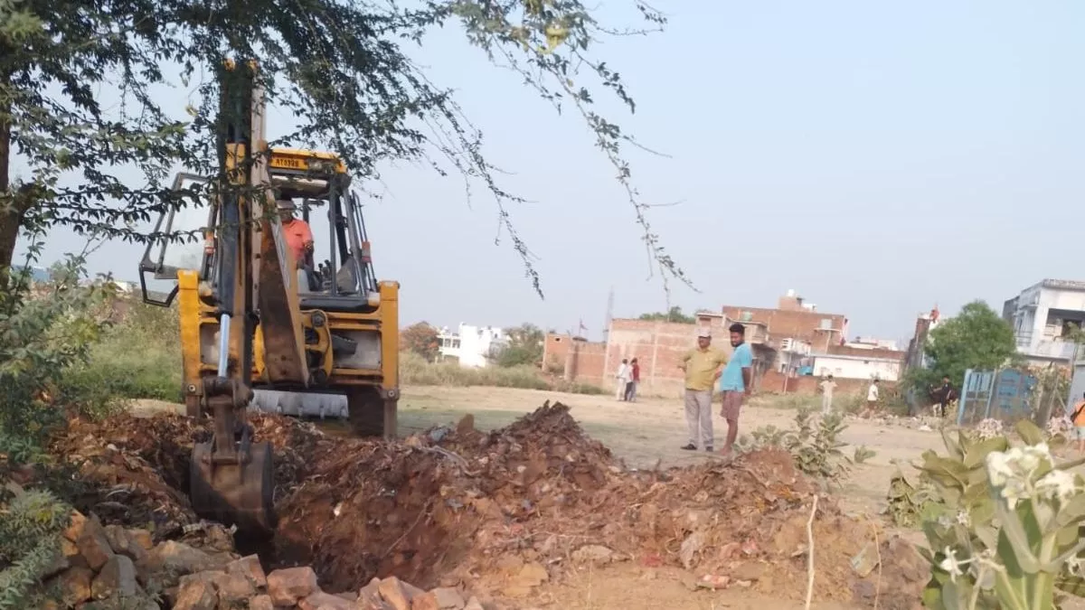 गोंडा में हाईकोर्ट के आदेश पर गरजा बुलडोजर, हटाया गया अतिक्रमण; खोदाई ...