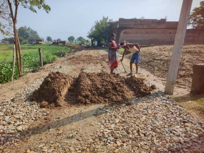 सड़क निर्माण में अनियमितता, मोरम की जगह डाली जा रही मिट्टी ...