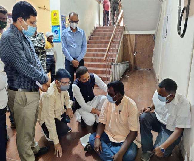 झारखंड में होने लगी पश्चिम बंगाल टाइप राजनीति, बोकारो में विरोध में फर्श पर बैठे MLA Amar Bauri ...