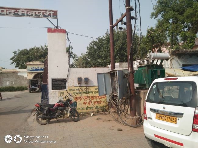 खुले में रखे ट्रांसफारमर, हादसे की आशंका - Open place stablish ...