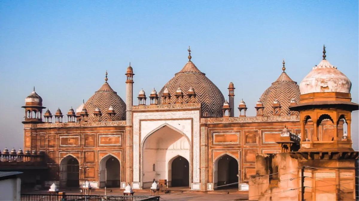 ताजमहल के बाद अब आगरा की जामा मस्जिद पर विवाद, केशव देव की मूर्तियों से ...