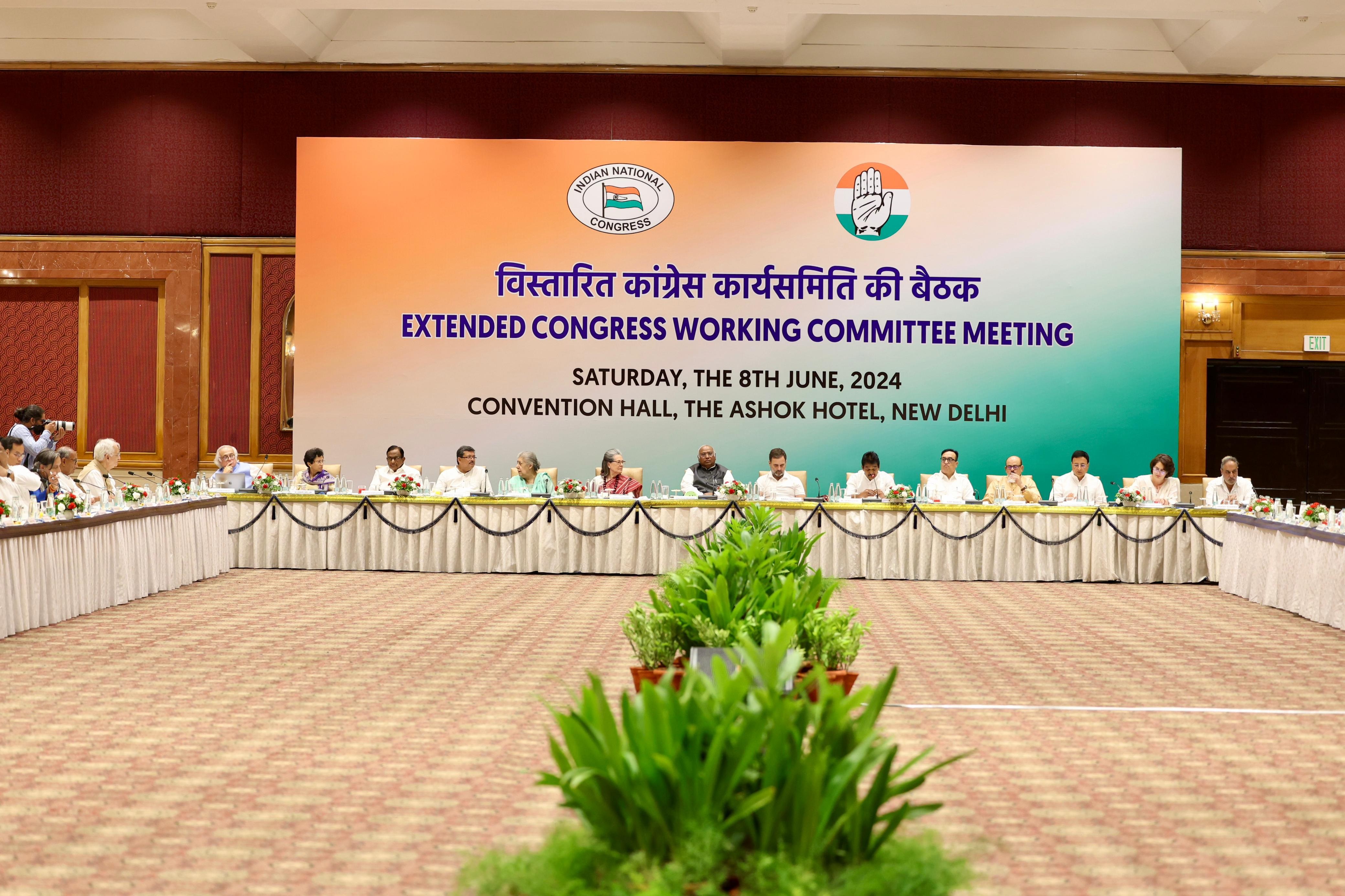 CWC Meeting: 'राहुल गांधी को नेता प्रतिपक्ष बनना ही होगा', बैठक में ...