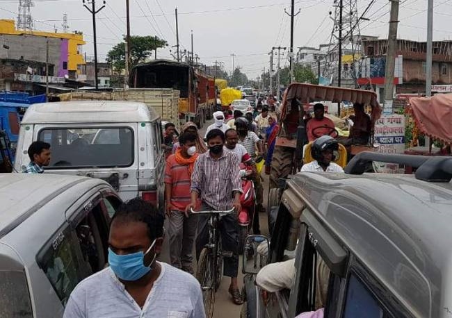 सड़कों पर बेतरतीब वाहनें, यातायात बना सिरदर्द - Random vehicles on the ...